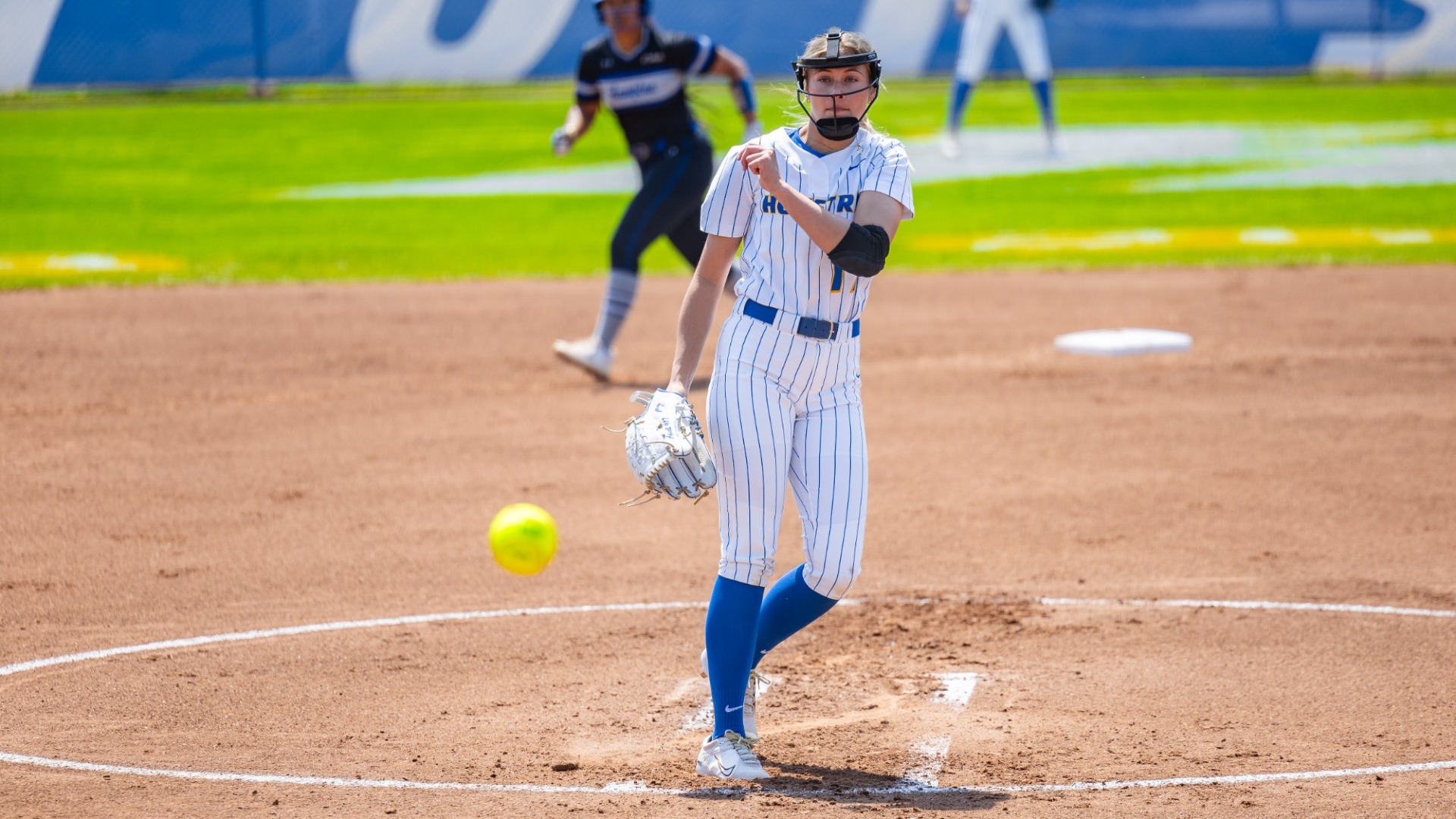 Julia Apsel - Softball - Hofstra University Athletics