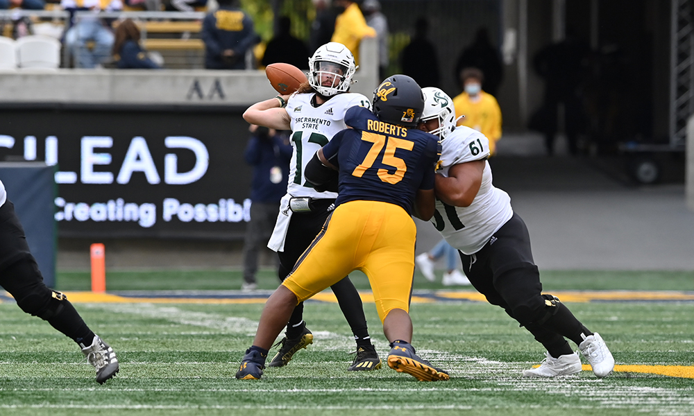 FOOTBALL COMES UP SHORT IN SHOOTOUT AGAINST CAL, 42-30 - Sacramento State