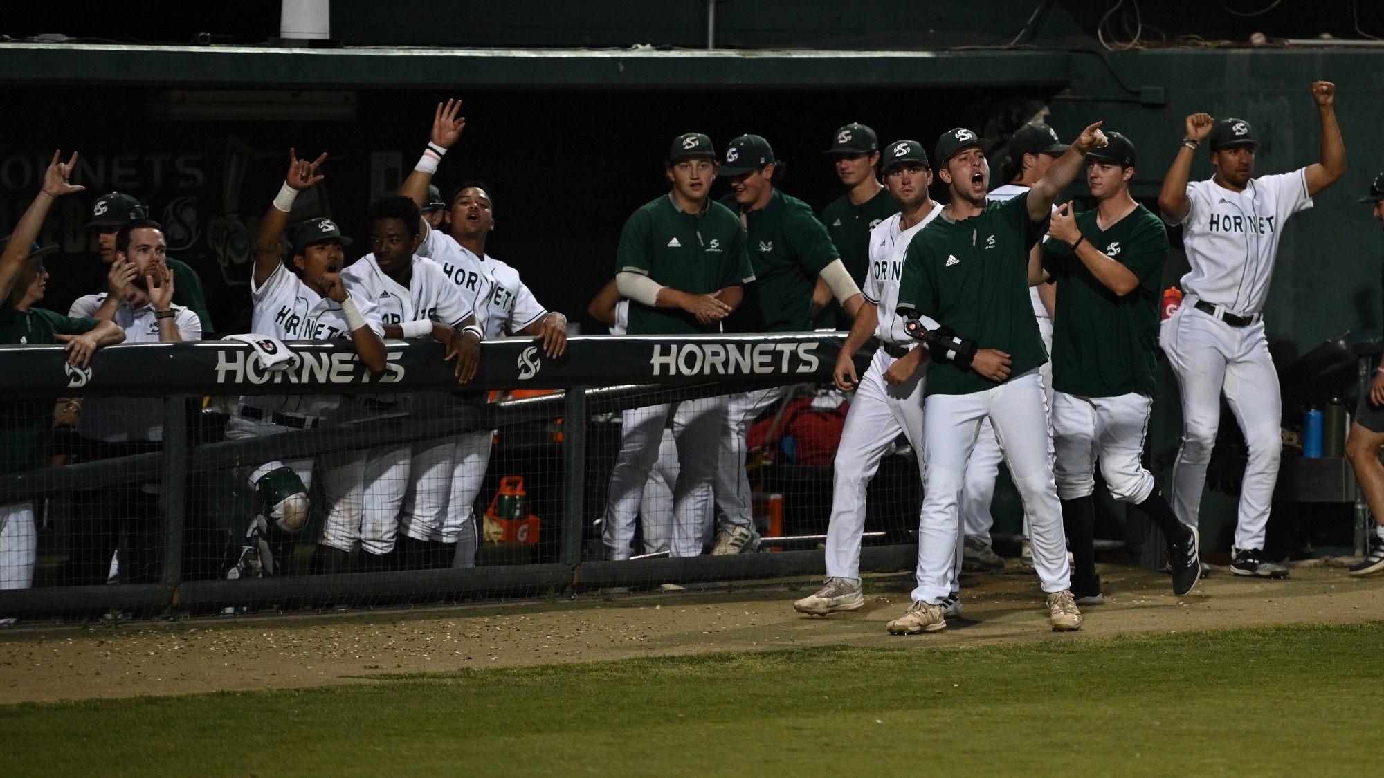 BASEBALL RALLIES TO RATTLE PACIFIC IN RECORD-SETTING SLUGFEST ...