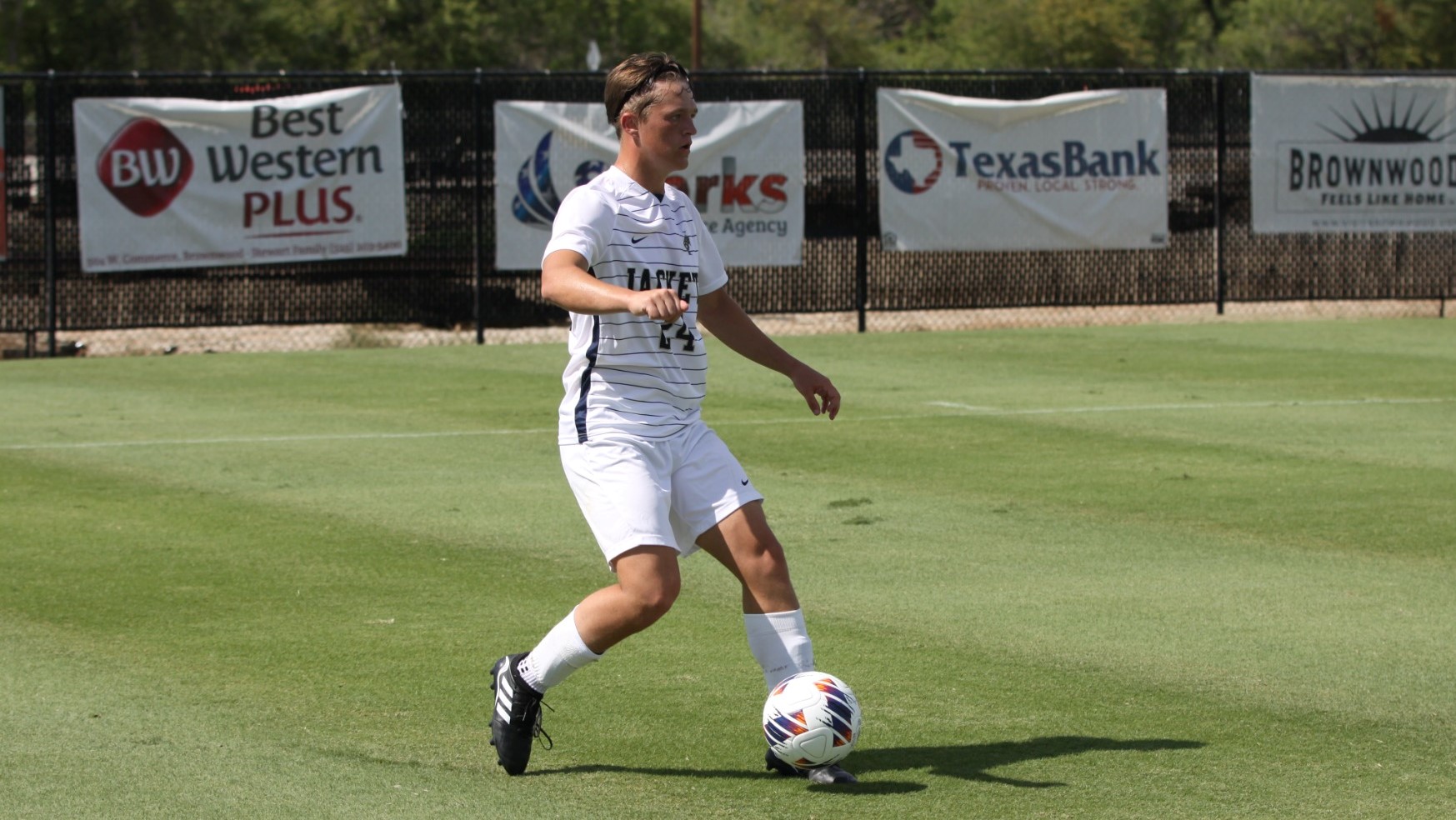 Yellow Jackets Battle The Eagles - Howard Payne University Athletics