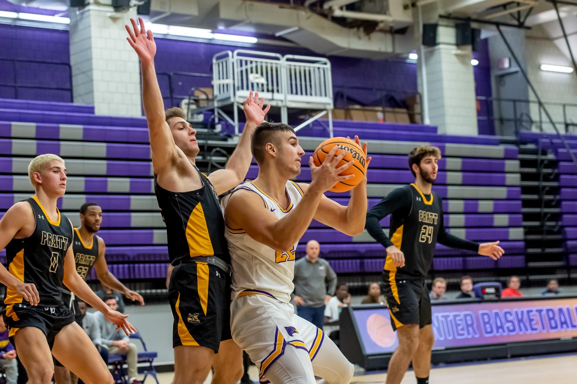 Men's Basketball Defeats Brooklyn, 75-71 - Hunter College Athletics