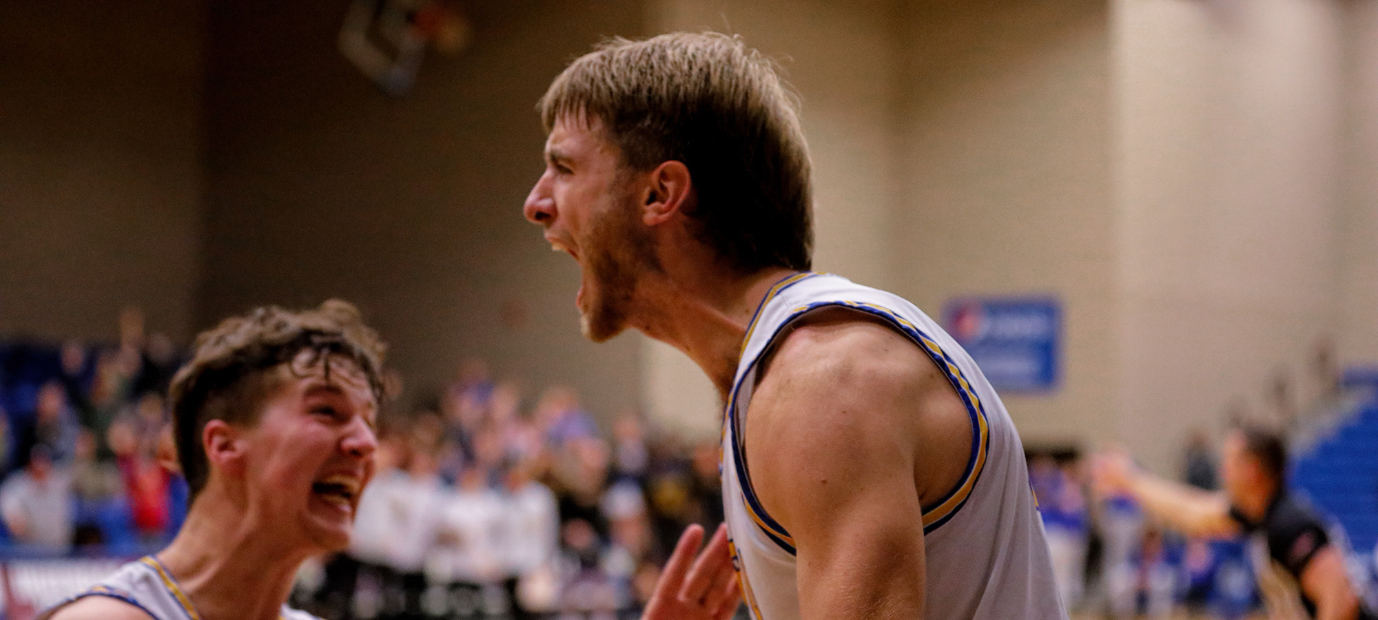 A Christmas Miracle: Reeves’ Triple at Buzzer Finishes Golden Eagles ...