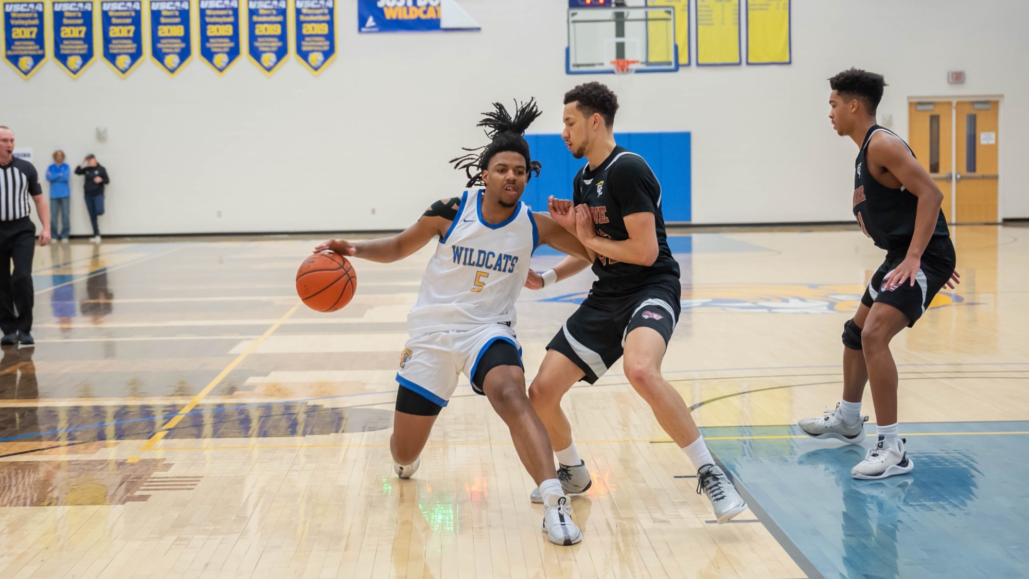 Men's Basketball Noses Past Thoroughbreds - Johnson & Wales University ...