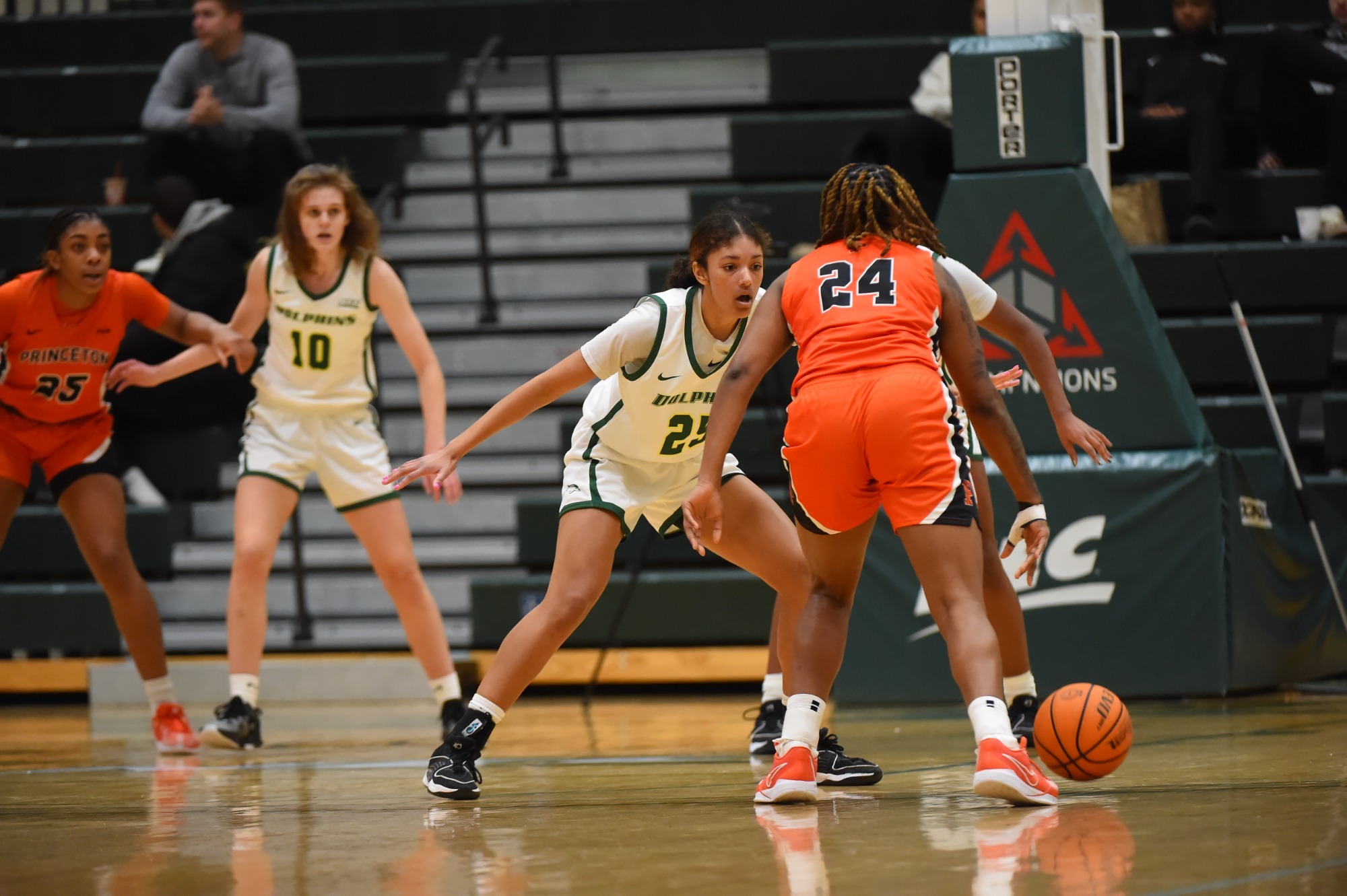 Leah Middleton - Women's Basketball - Le Moyne College Athletics