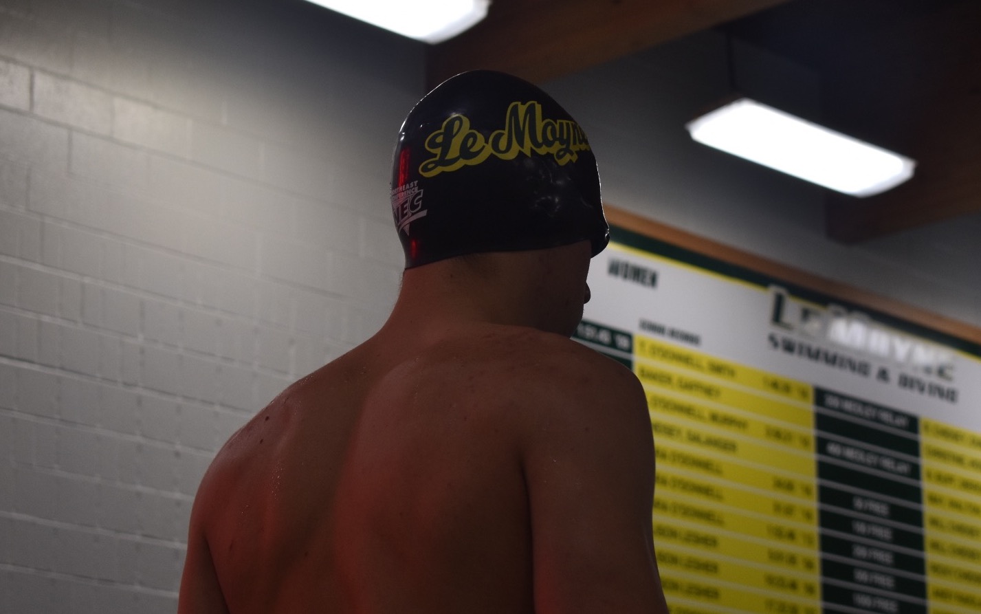 SWIM & DIVE ROUNDS OUT COLGATE INVITATIONAL - Le Moyne College Athletics