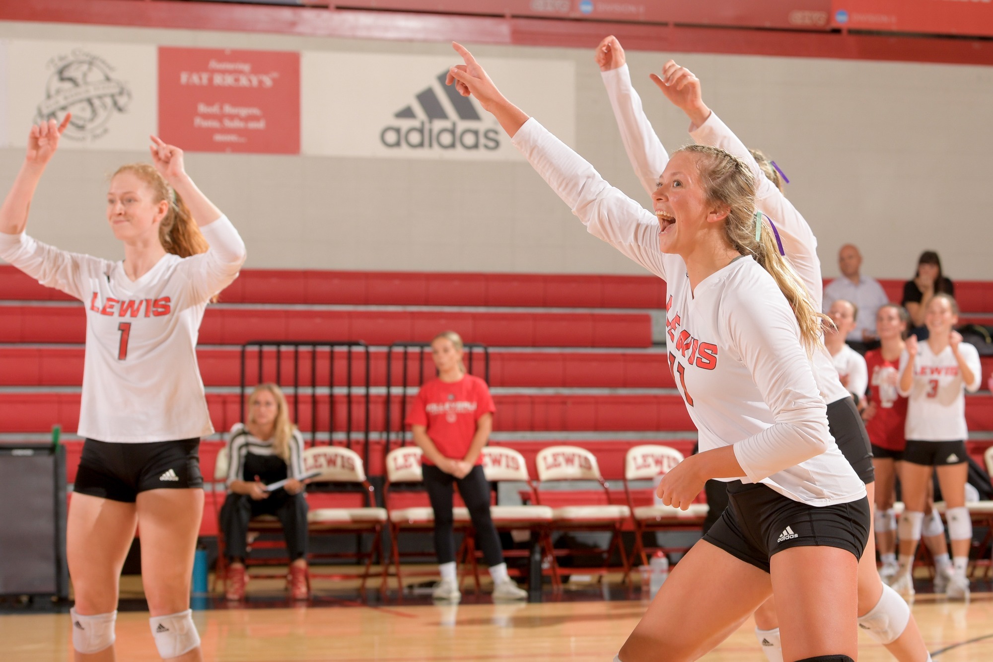 Lewis Women's Volleyball Sweeps Southwest Baptist, Opens GLVC Play 2-0 - Lewis University Athletics