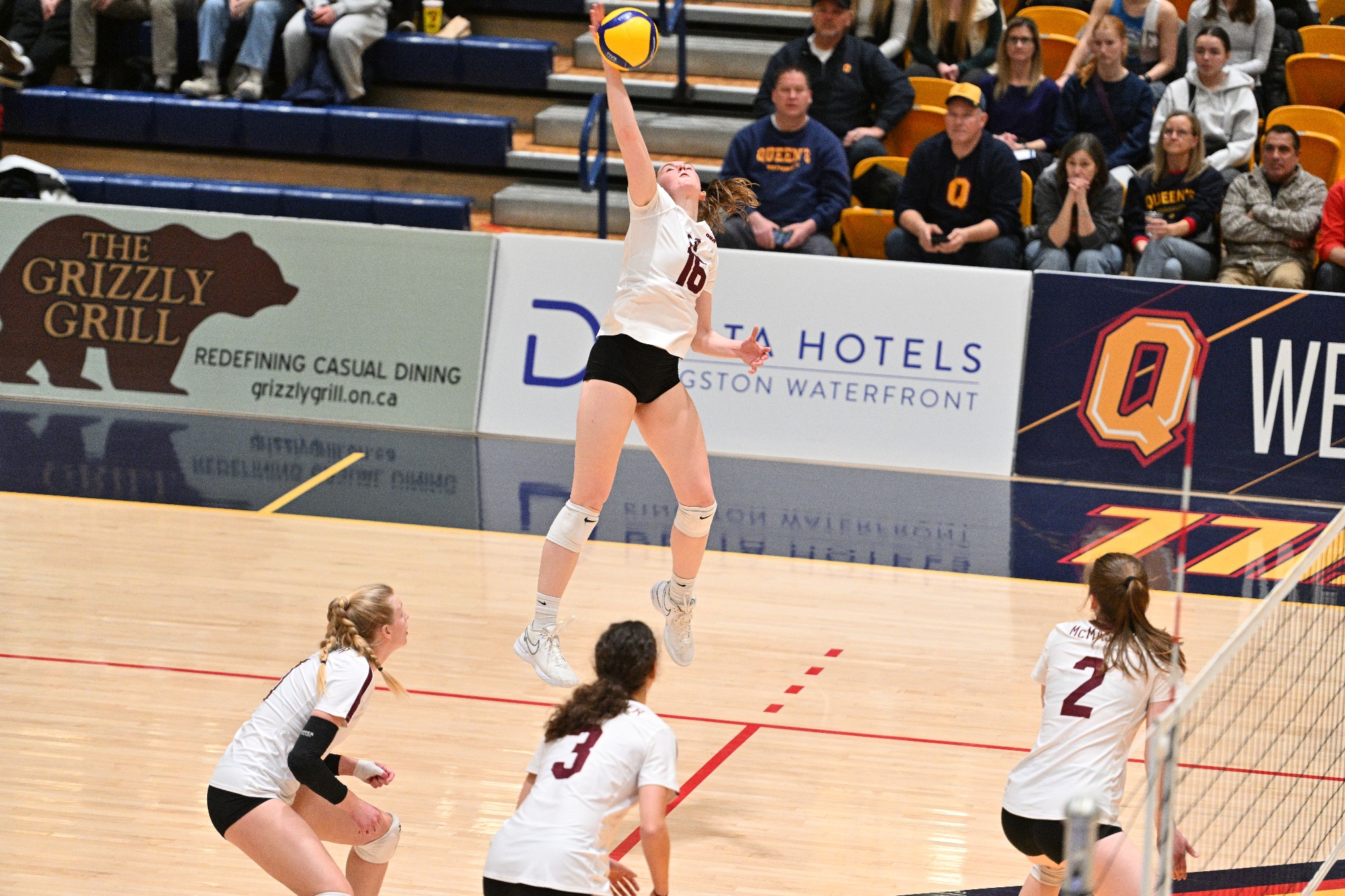Women’s volleyball team falls short 3-2 to York in last regular season ...