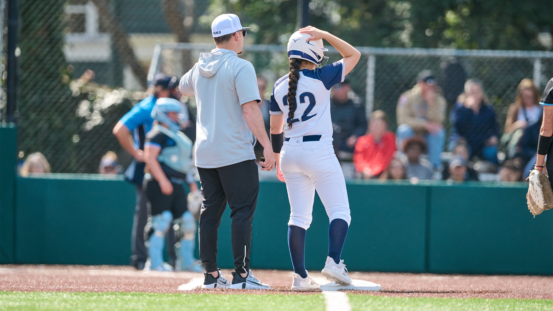 Menlo Drops Two Games to HIU in Doubleheader - Menlo College