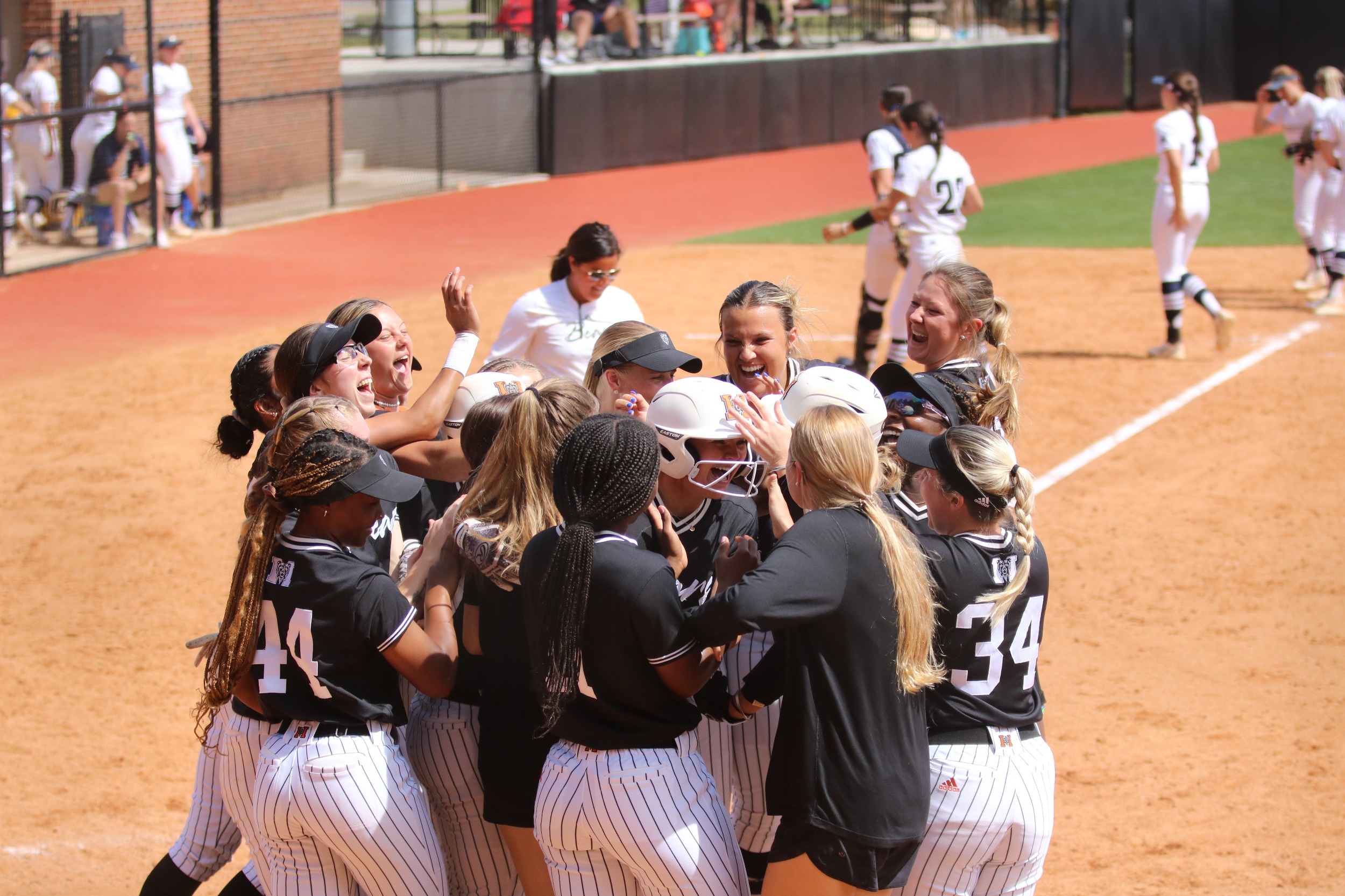 Bears Clutch Final Win and Sweep Over UTC - Mercer University Athletics