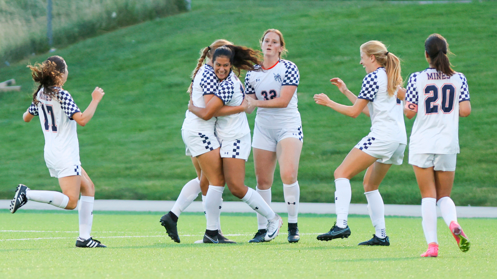 Campos, Harman Lead #4 Mines to Opening Night Over Gators - Colorado ...