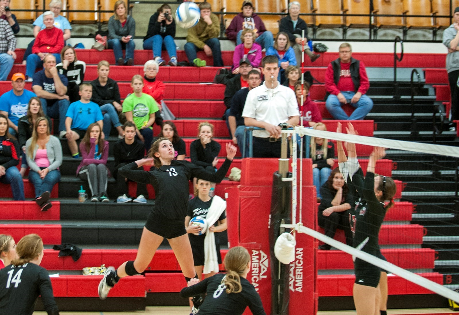 Volleyball Splits Opening Day at St. Olaf - Martin Luther College Athletics