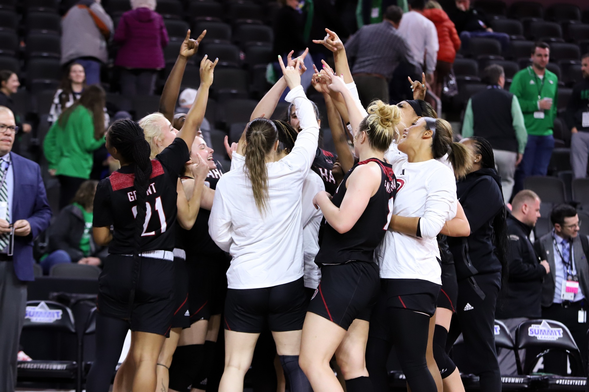 Mavericks Pull Off Massive Upset Over UND to Advance to the Semifinals ...