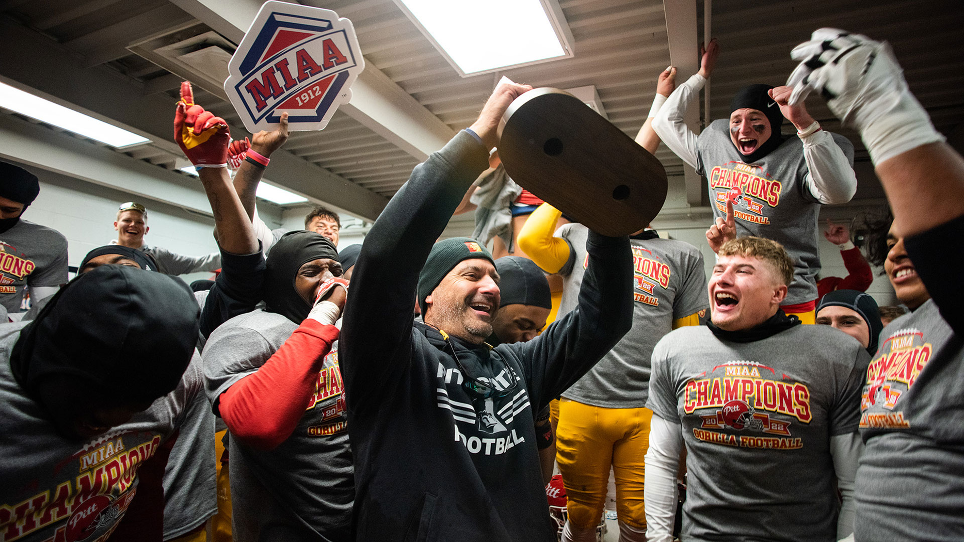 Gorillas Close Out Unblemished Regular Season With 35-14 Win ...