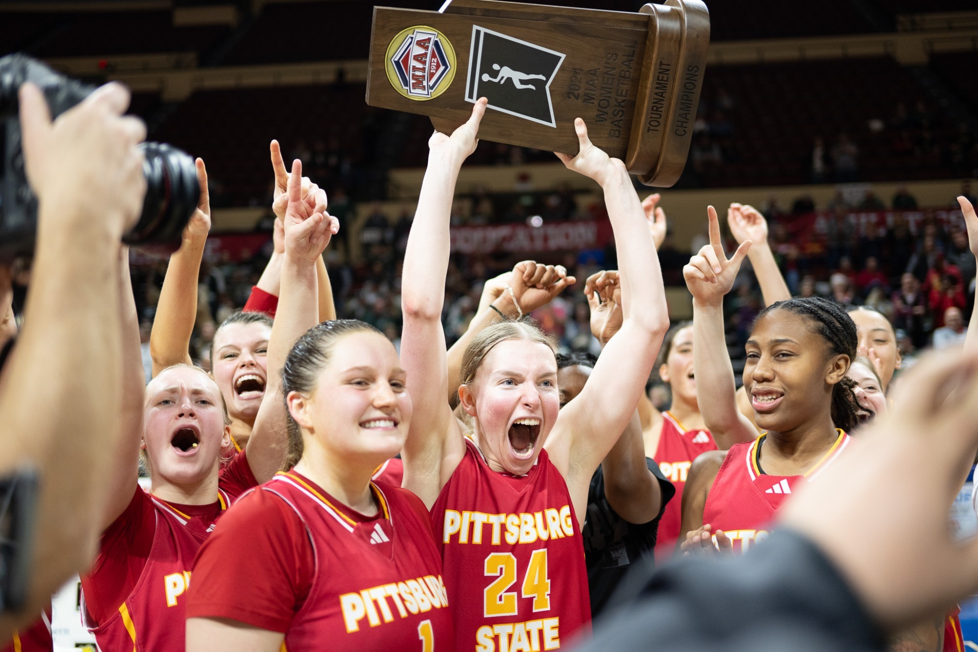 Gorillas Cut Down The Nets in KC! - Pittsburg State University Athletics