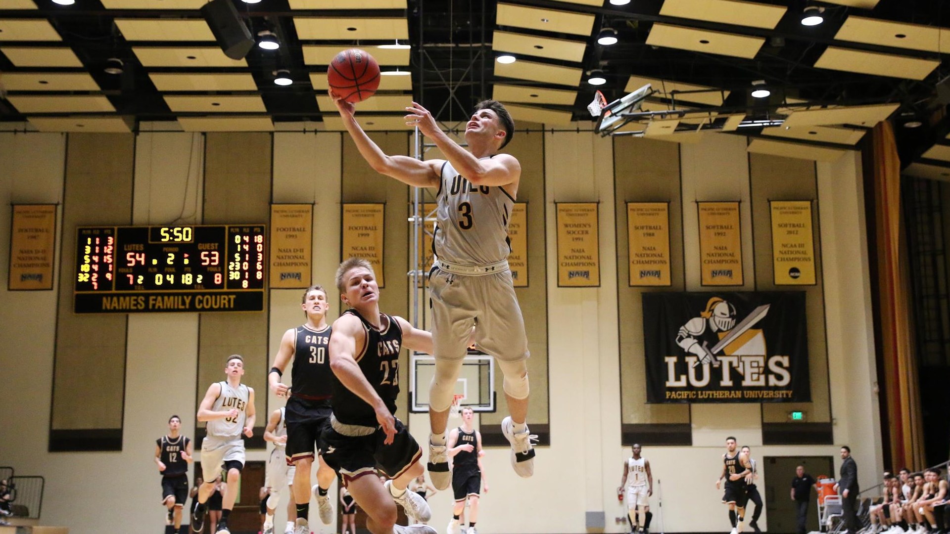 Men's Basketball Outlasts Bearcats, 70-64 - Pacific Lutheran University ...