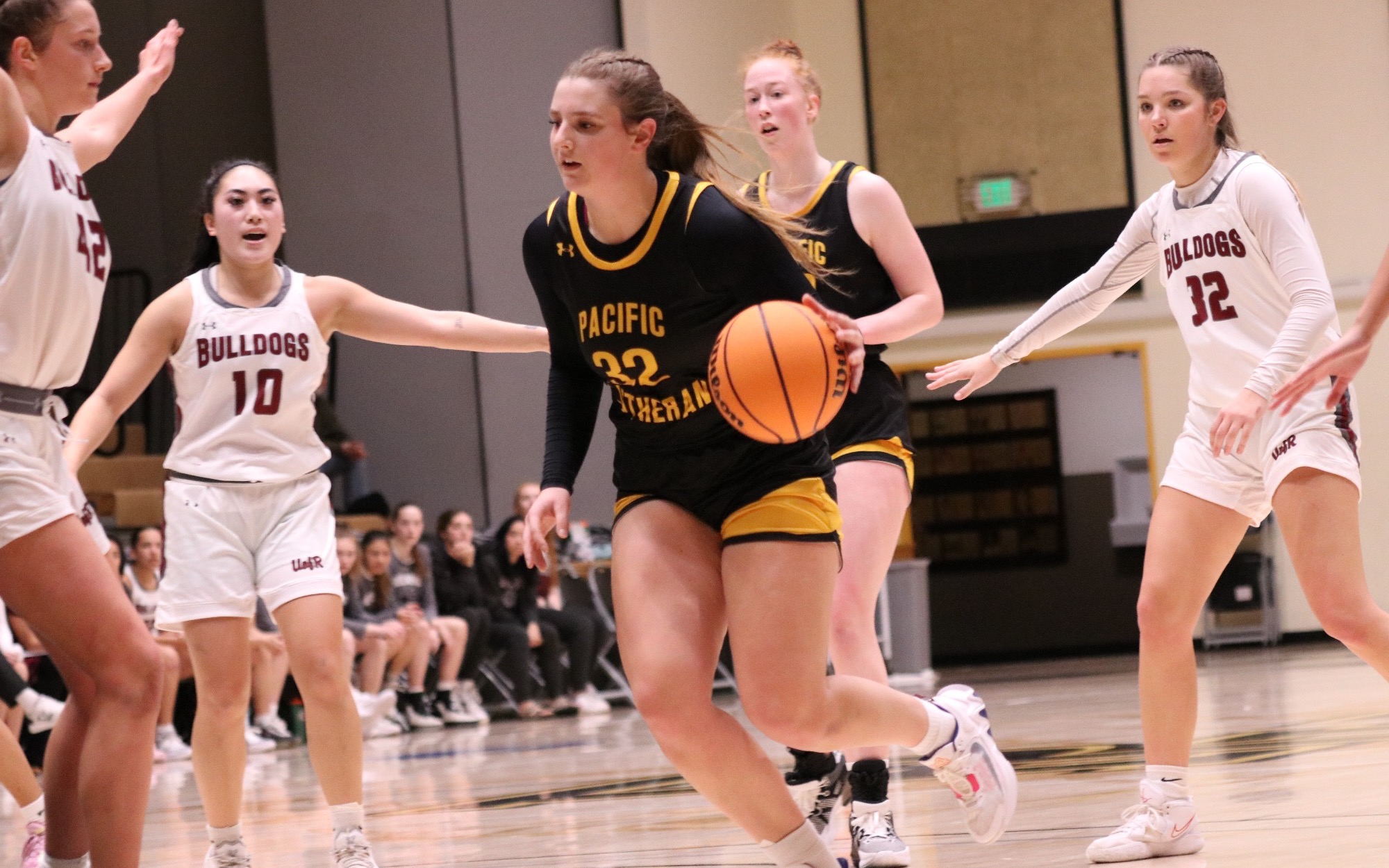 Edmonds Drops 27 But Cats Top Lutes - Pacific Lutheran University Athletics