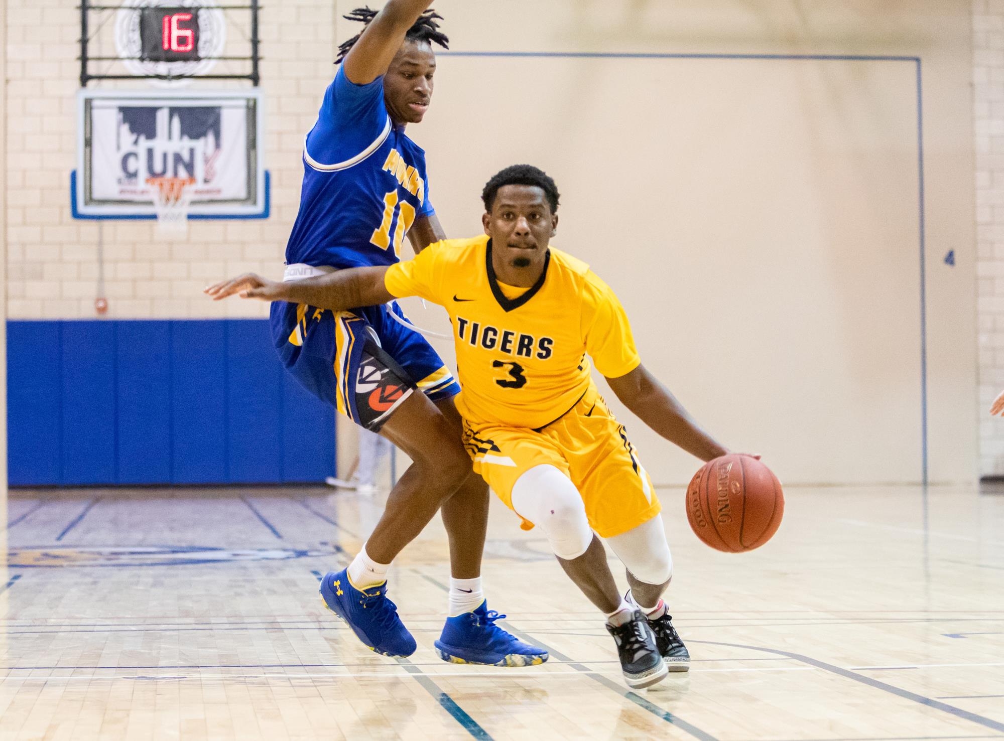 BUZZER BEATER! Tigers Stun Broncos - Queensborough Community College