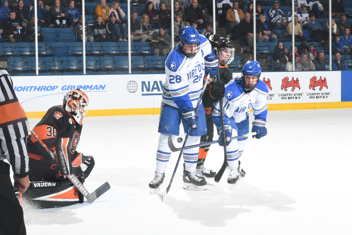 Logan Drackett makes season-high 43 saves as men's hockey wins 2-1 at ...