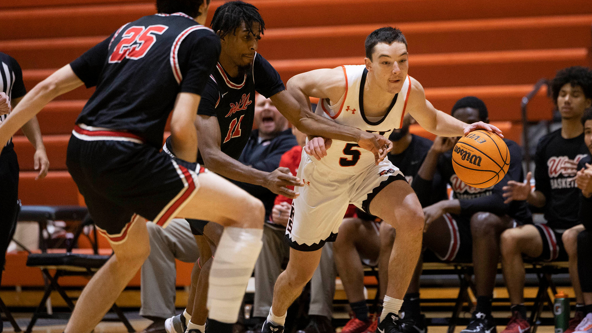 Men's Basketball loses 78-76 at Skidmore - Rochester Institute of ...