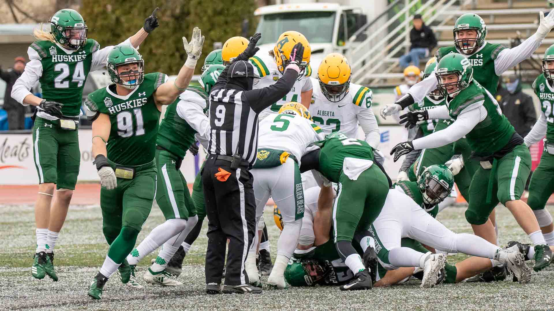 Riley Pickett - Football - Huskie Athletics