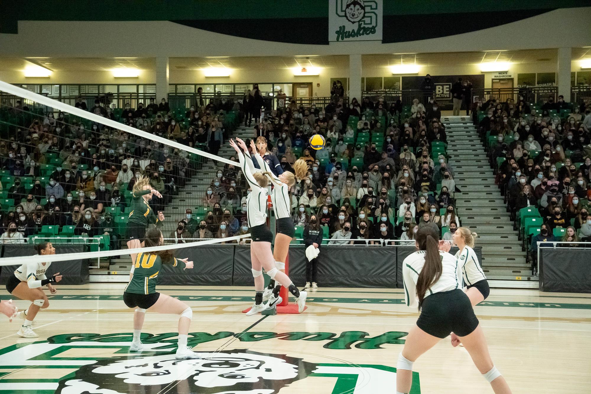 Women's Volleyball Clinches Home Playoff Game With Victory Over Cougars ...