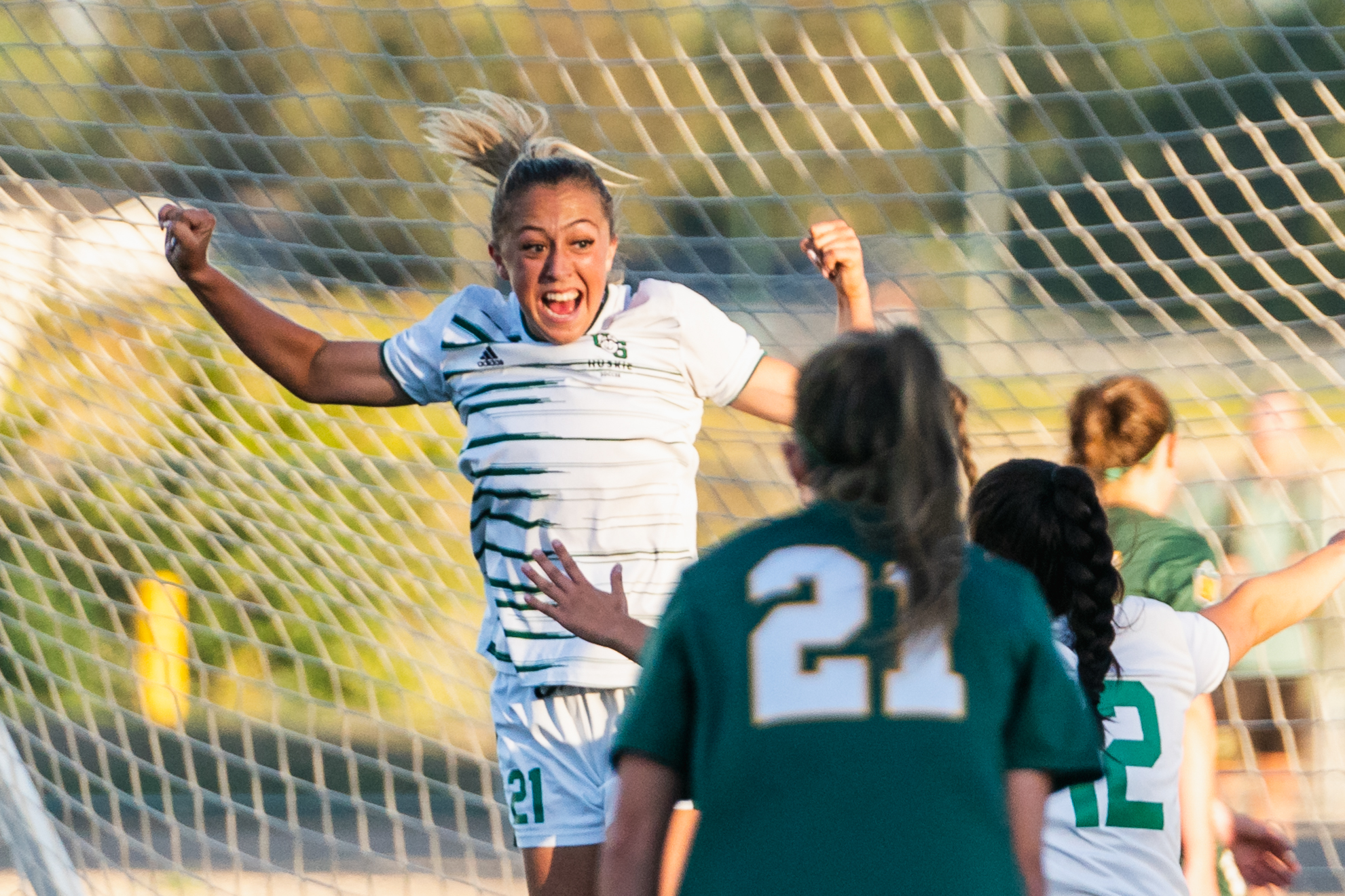 WSOC: Dogs Dominant in Winnipeg - Huskie Athletics