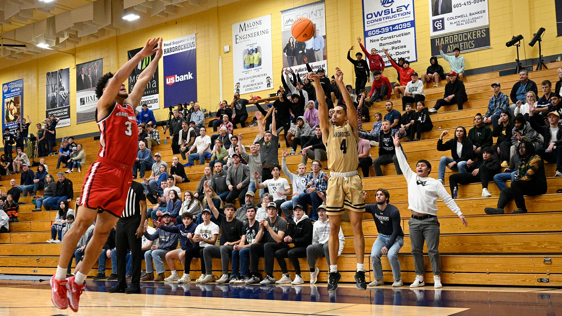 Men's Basketball Battles Roadrunners in Offensive Showdown before ...