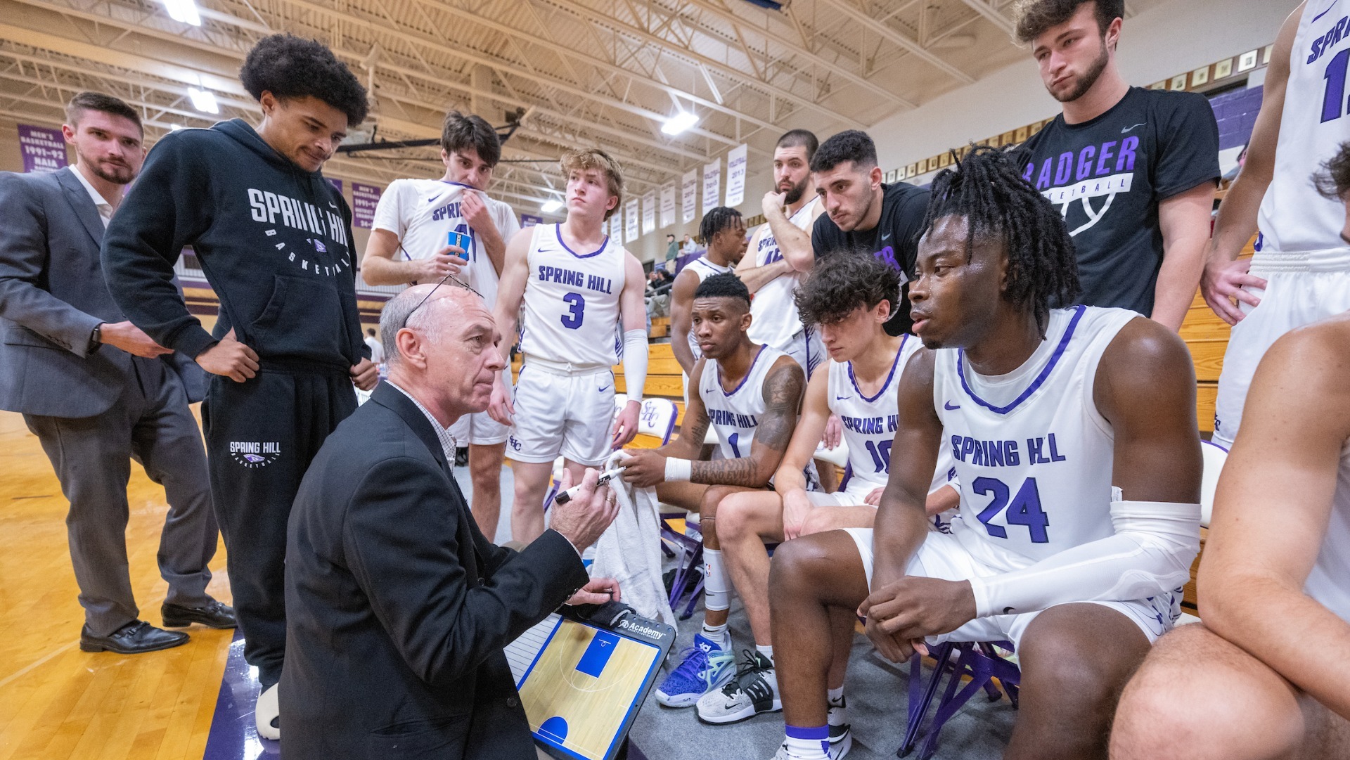 Last-second layup pushes Golden Rams past Badgers in SIAC opener ...