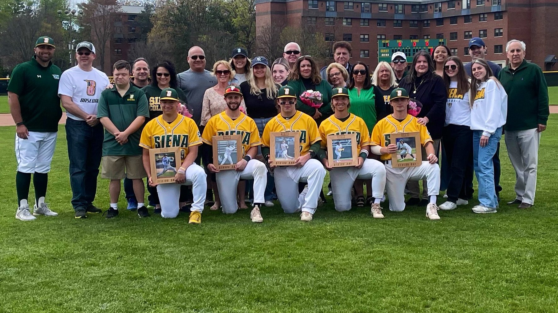 Baseball Splits with Manhattan on Senior Day - Siena College Athletics