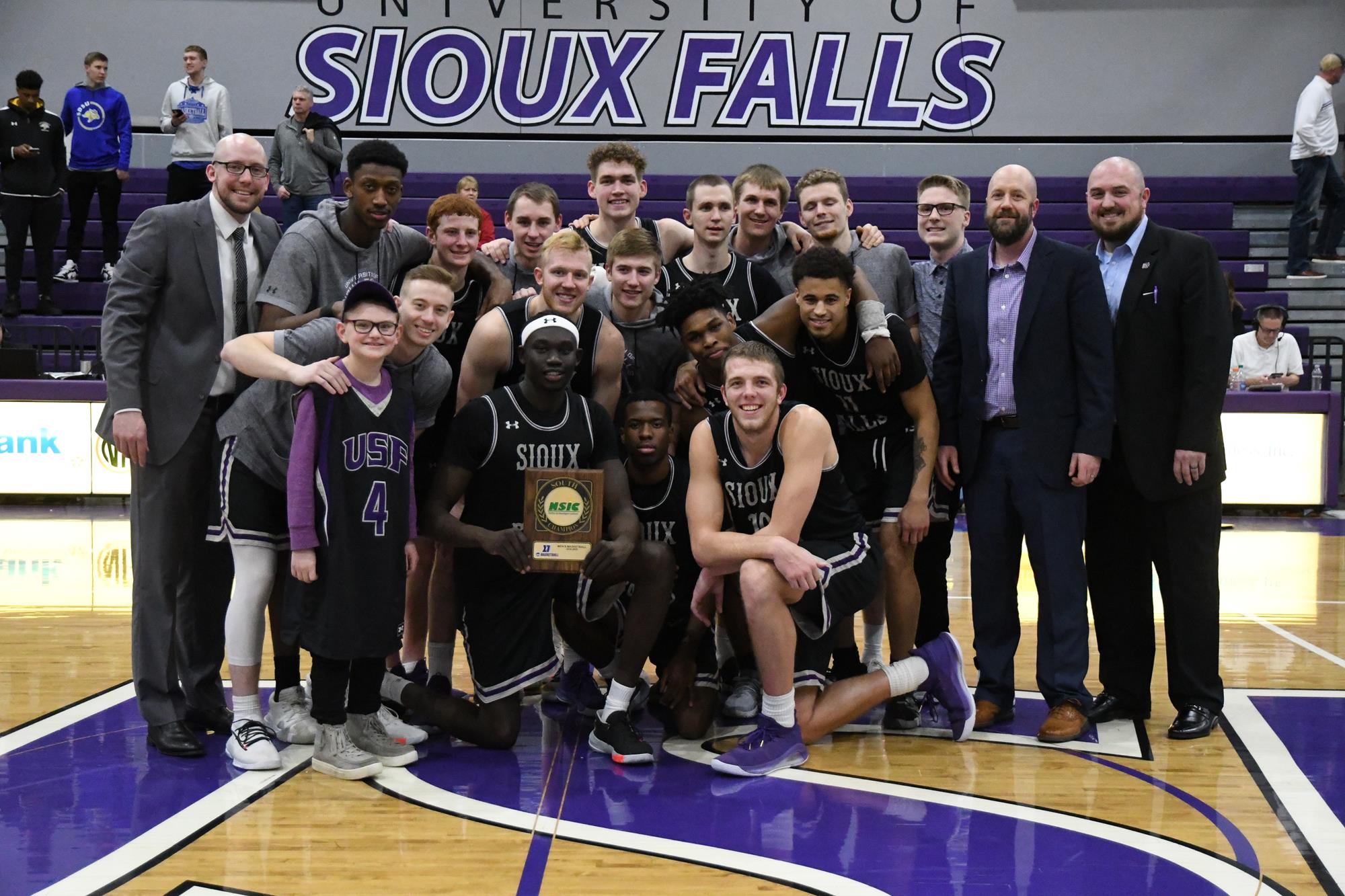 In a historic first, USF Men's BB wins South Division title with a 75 ...