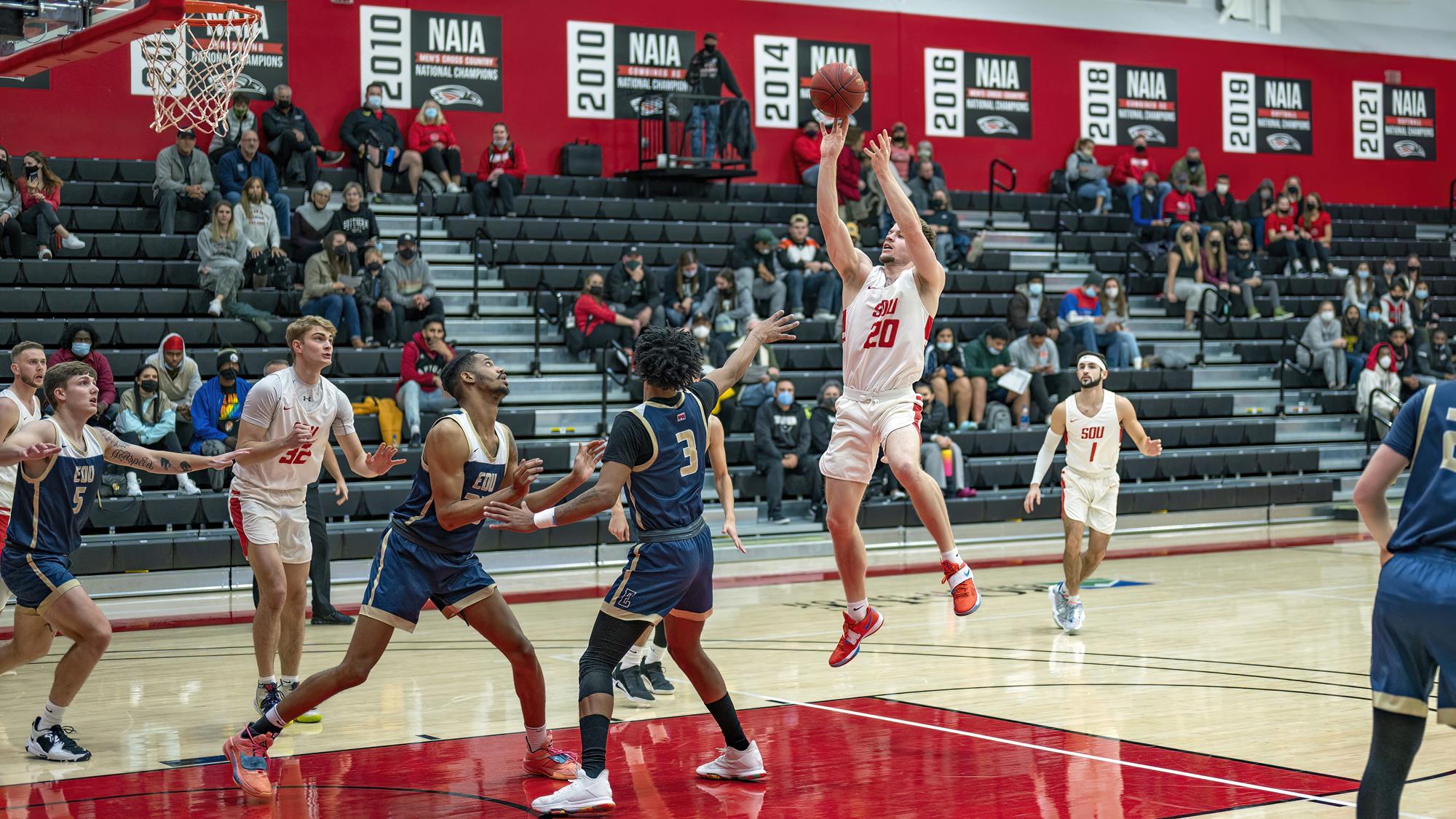 Raiders fall short against 15th-ranked C of I - Southern Oregon ...