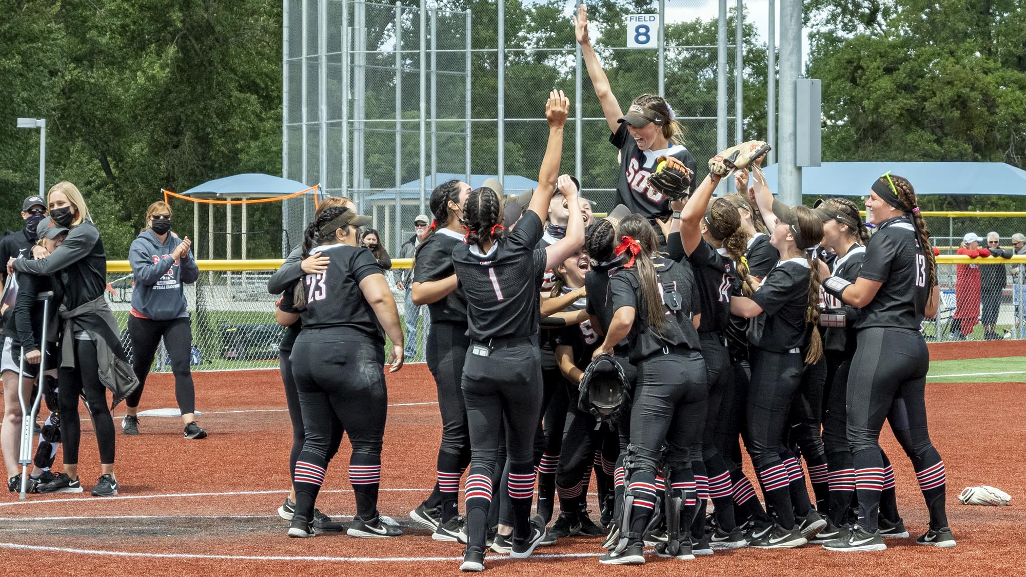 Raiders celebrate 4th straight NAIA Opening Round title - Southern ...