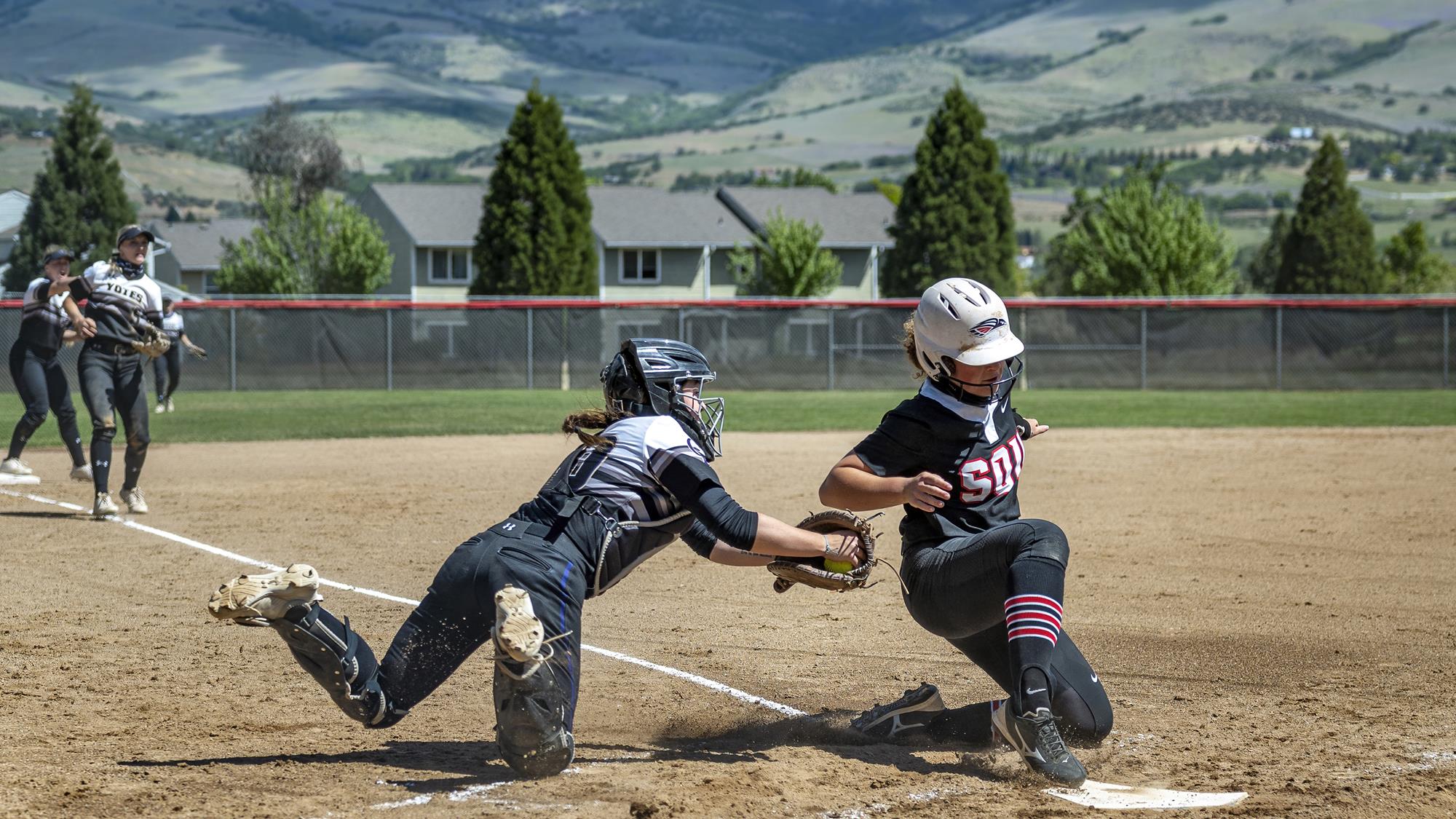 Raiders drop 2nd straight in conference tournament - Southern Oregon ...