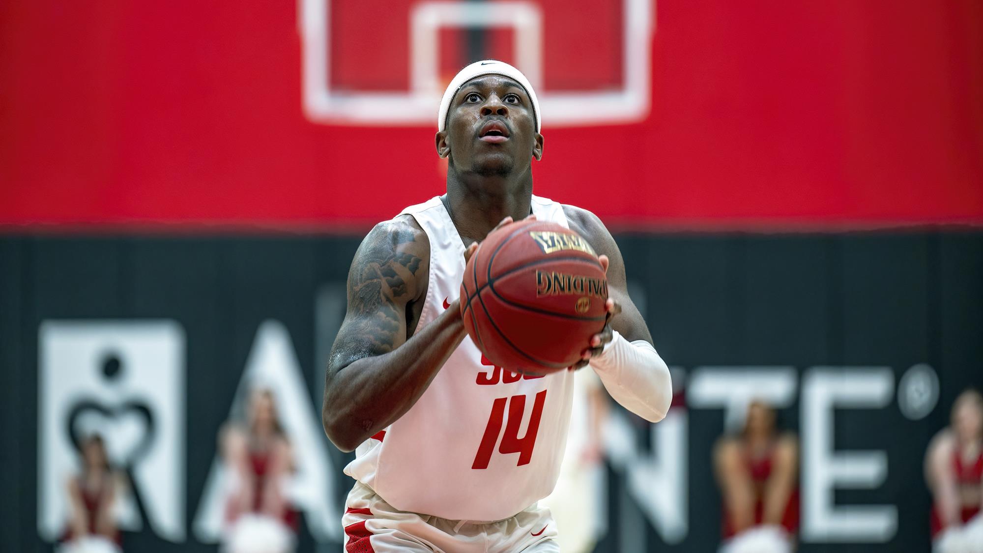 Carter, Raiders down Beacons in final seconds - Southern Oregon ...