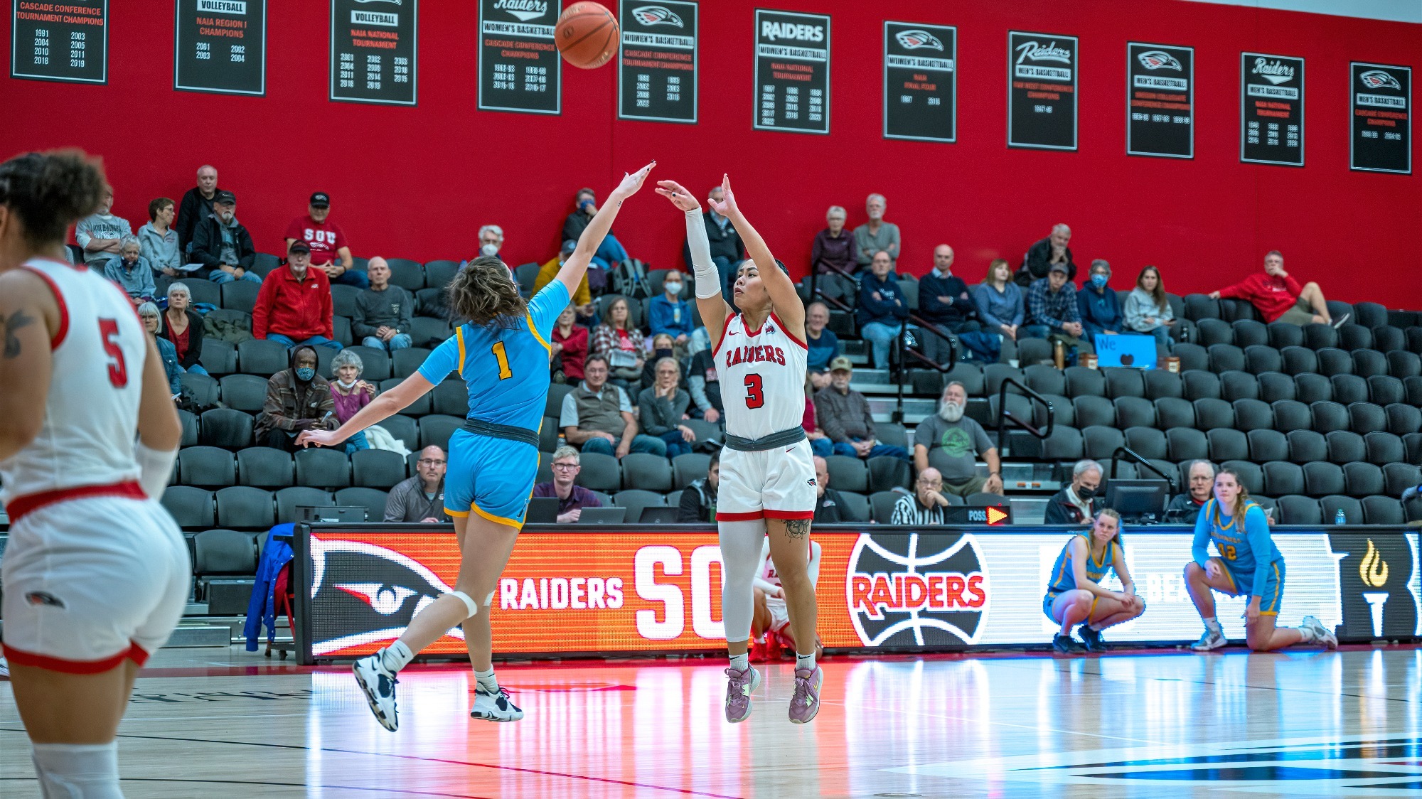 Raiders hang on against Knights for 3rd straight win - Southern Oregon ...