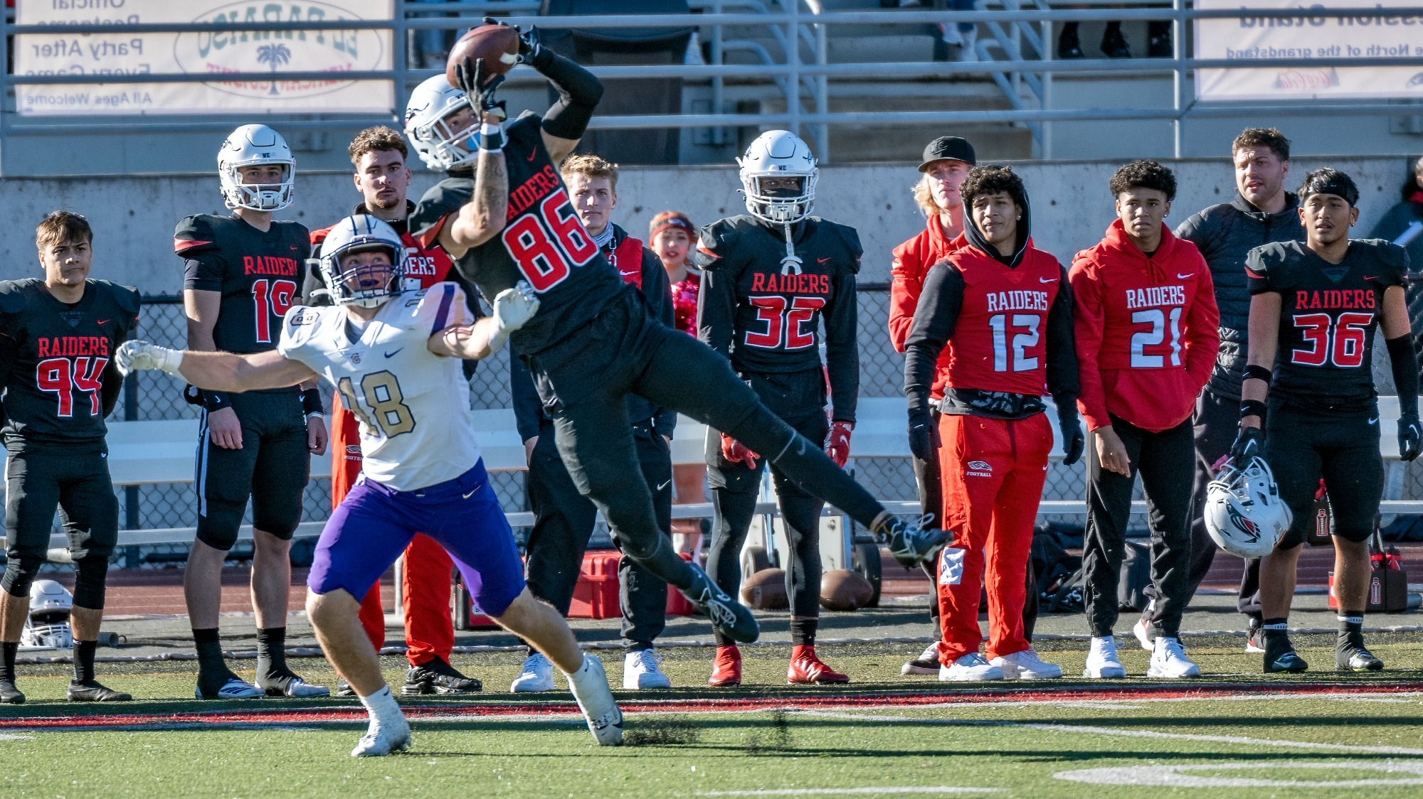 Raiders come up short against No. 11 Saints, 21-13 - Southern Oregon ...