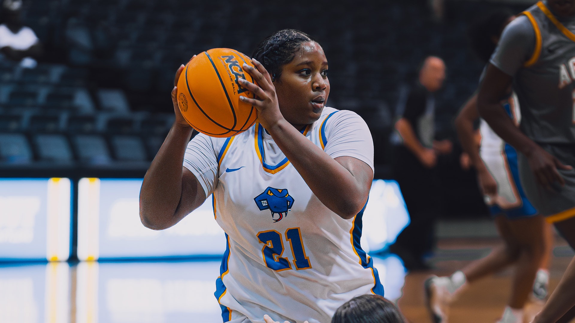 Taylor Haggan - Women's Basketball - St. Mary's University Athletics