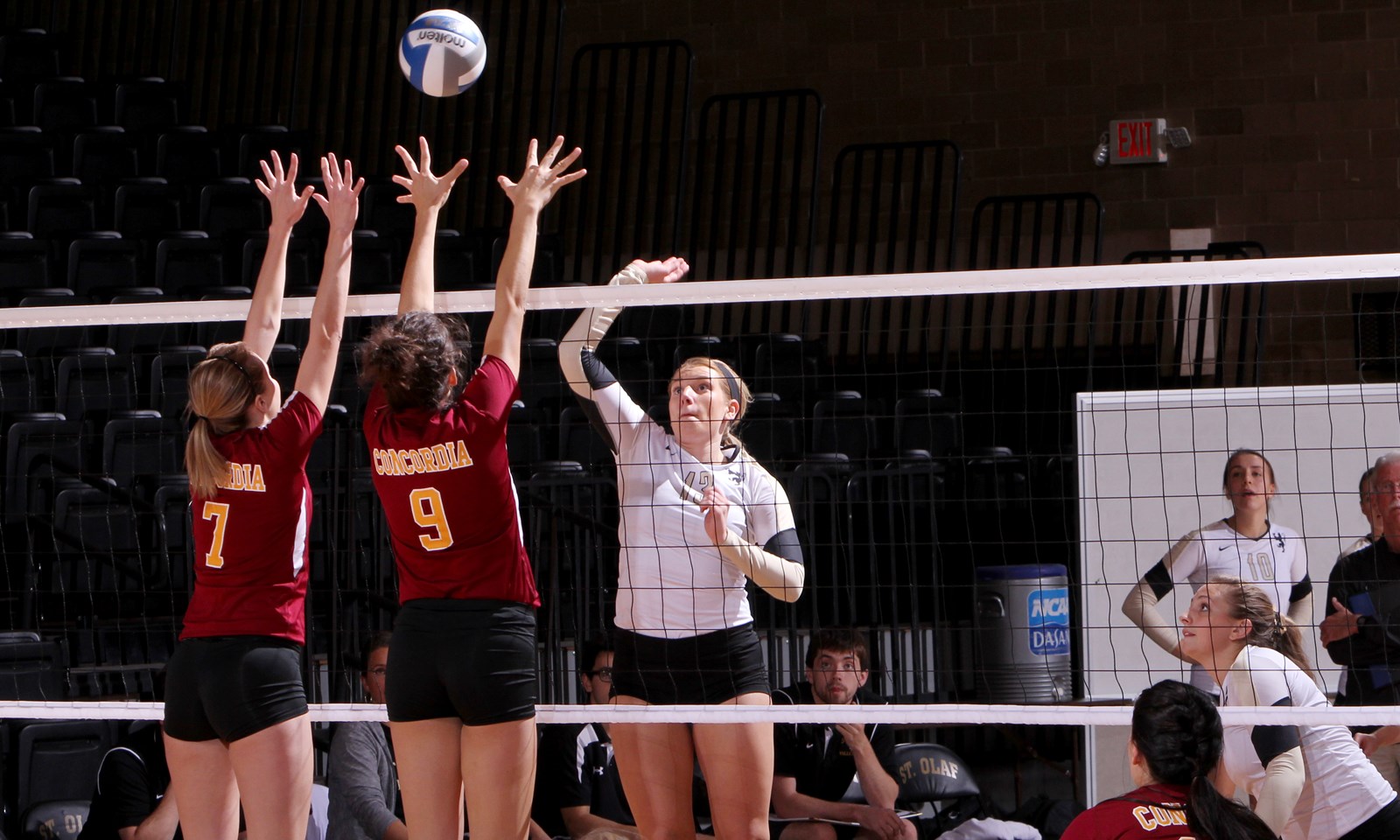 Amber Magnussen - Volleyball - St. Olaf College Athletics