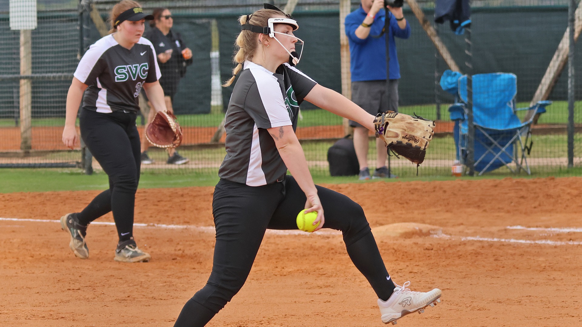 Softball splits on Opening Day - Saint Vincent College