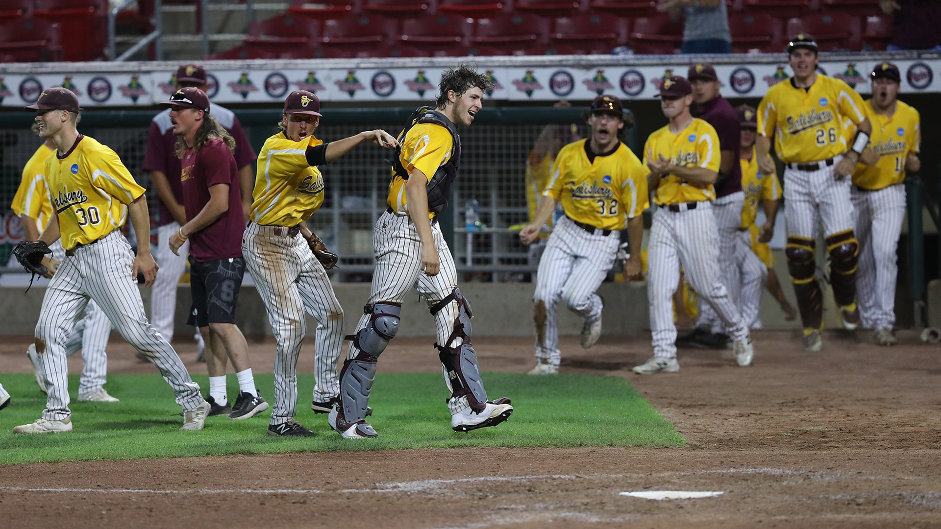 No. 6 Baseball stuns Cortland, 11-8, to reach College World Series ...