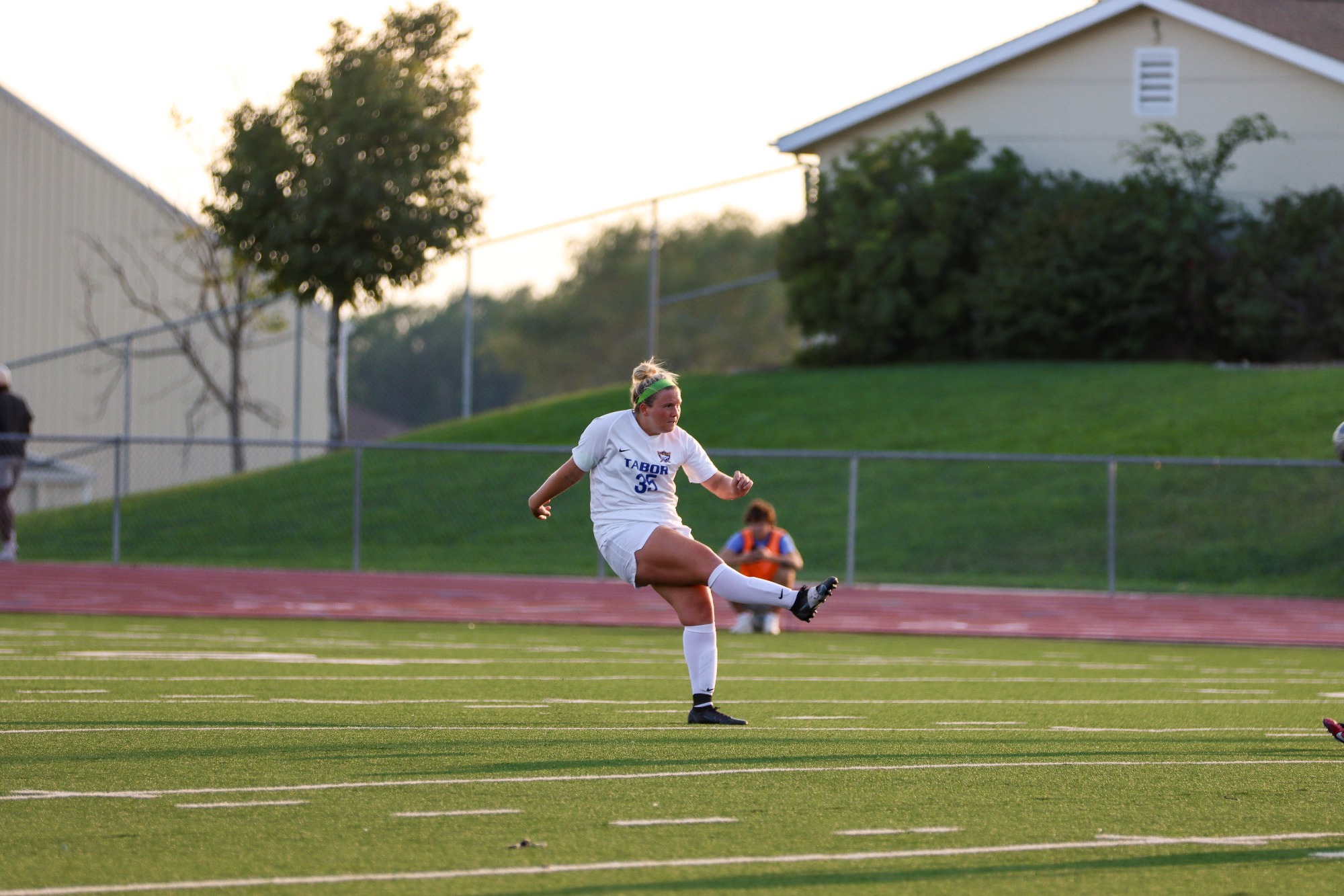 LADY BLUEJAYS BREEZE PAST THE THRESHERS - Tabor College