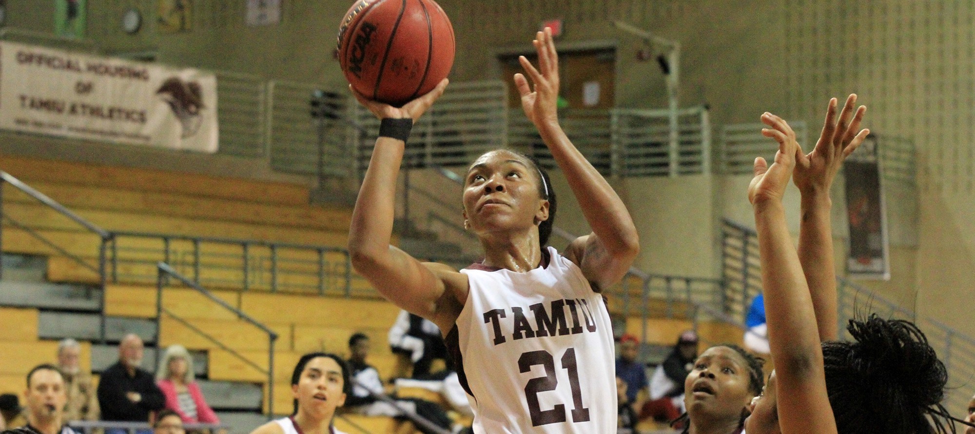 Alexis Thomas - Women's Basketball - Texas A&M International University ...