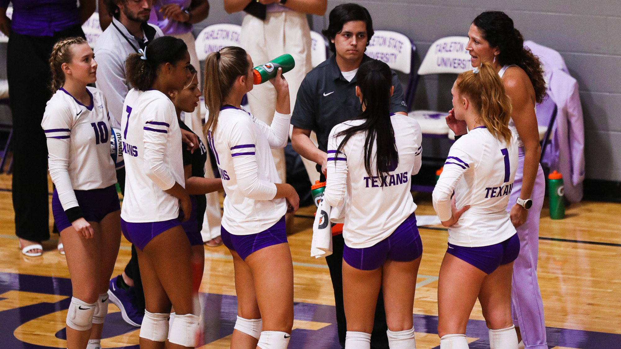 Texans battle 1st place UTRGV to 5 sets, fall in season finale ...