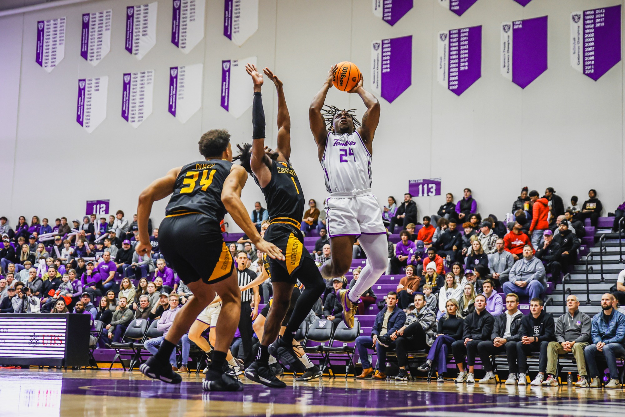 Anthony eclipses 1,500 career points to lift Tommies to 75-71 win - The University of St. Thomas