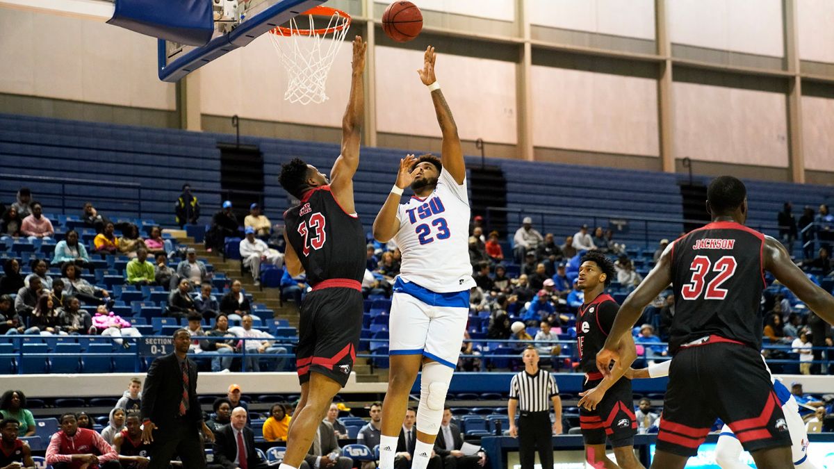 Men's Basketball Records a 51-Point Half in 85-84 Loss to SIUE ...