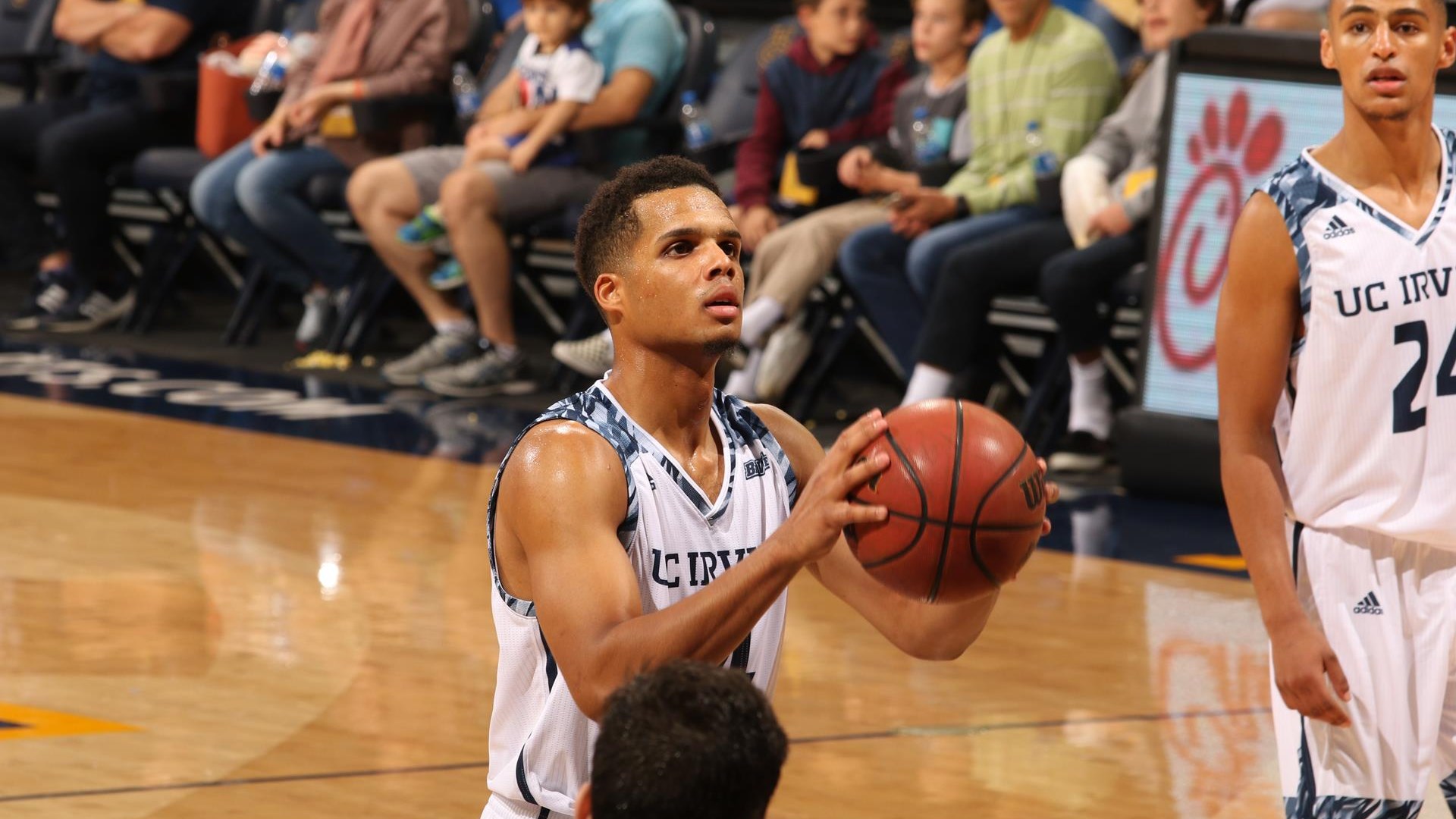 Leonard’s 22 Fuels 80-75 Road Win Over Saint Mary’s - UCI Athletics