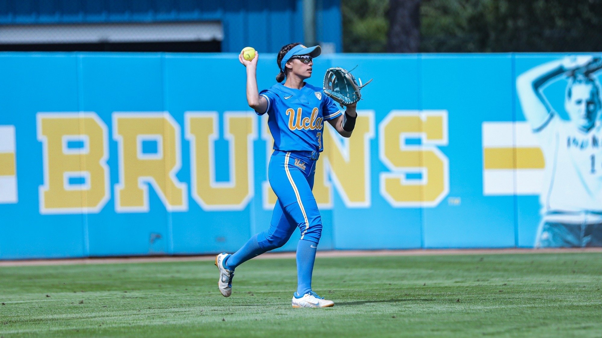 Janelle Meoño - Softball - UCLA