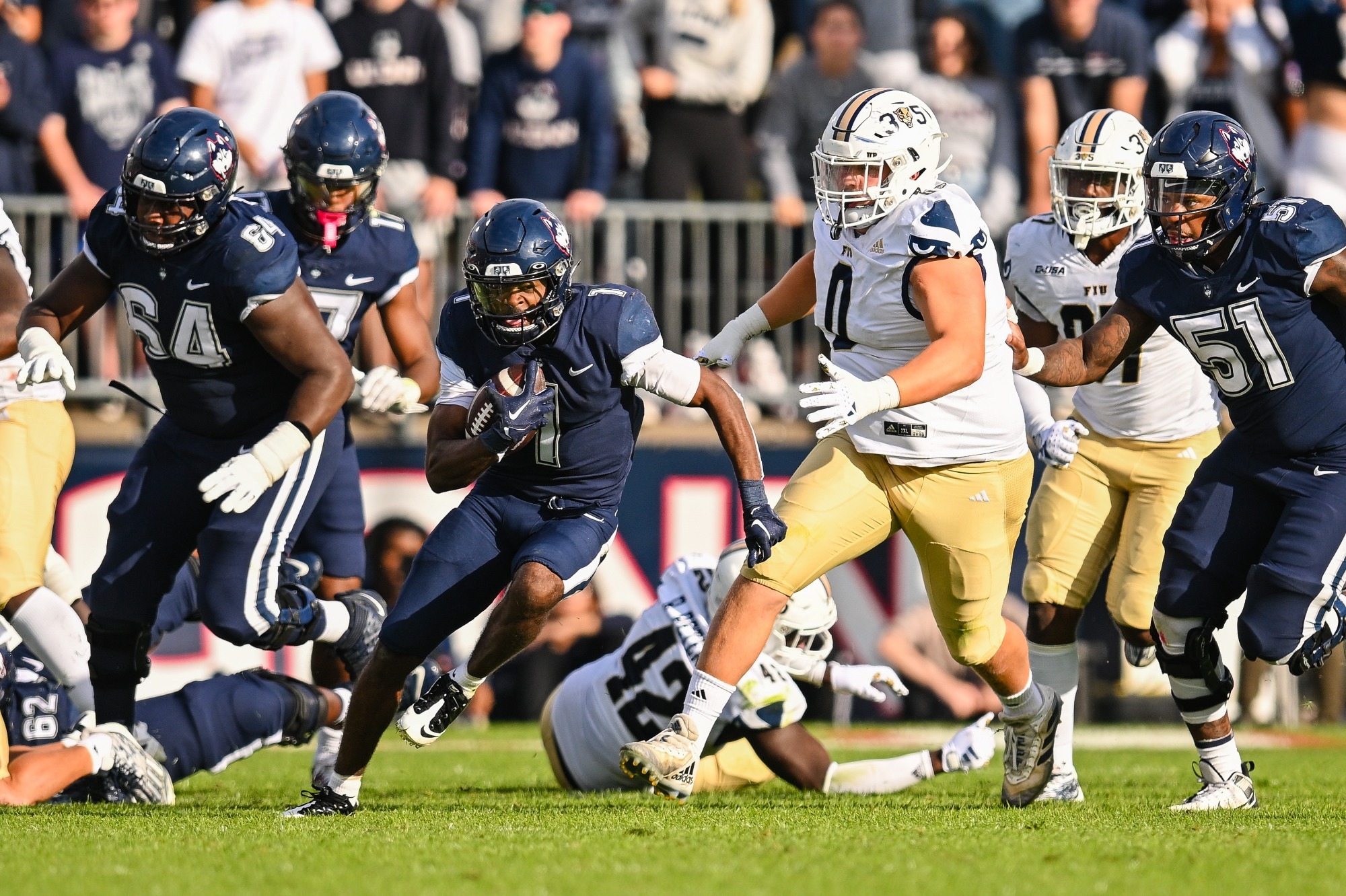Devontae Houston - Football - University of Connecticut Athletics