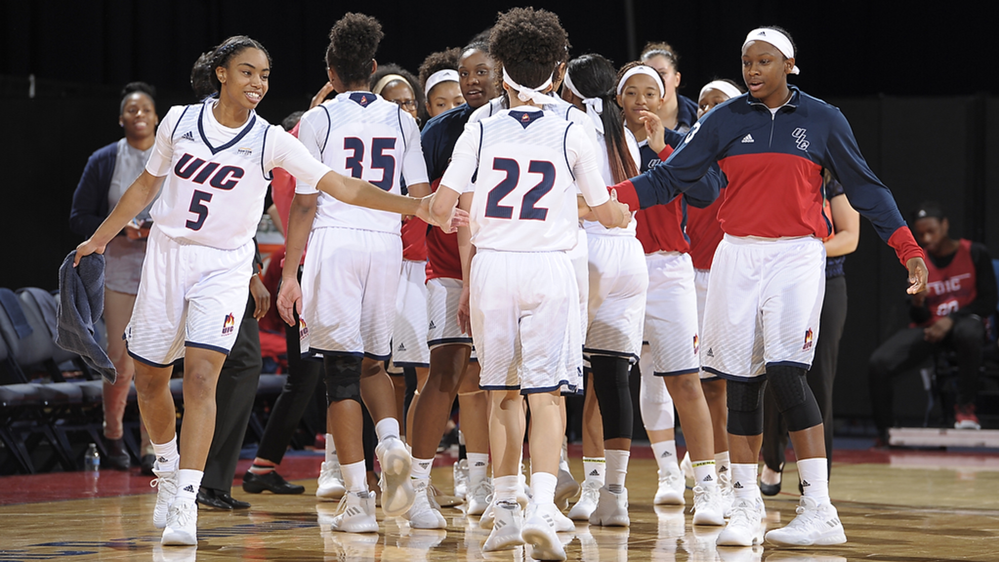 Furious Comeback Propels Flames Past Eagles, 73-70 - UIC Athletics