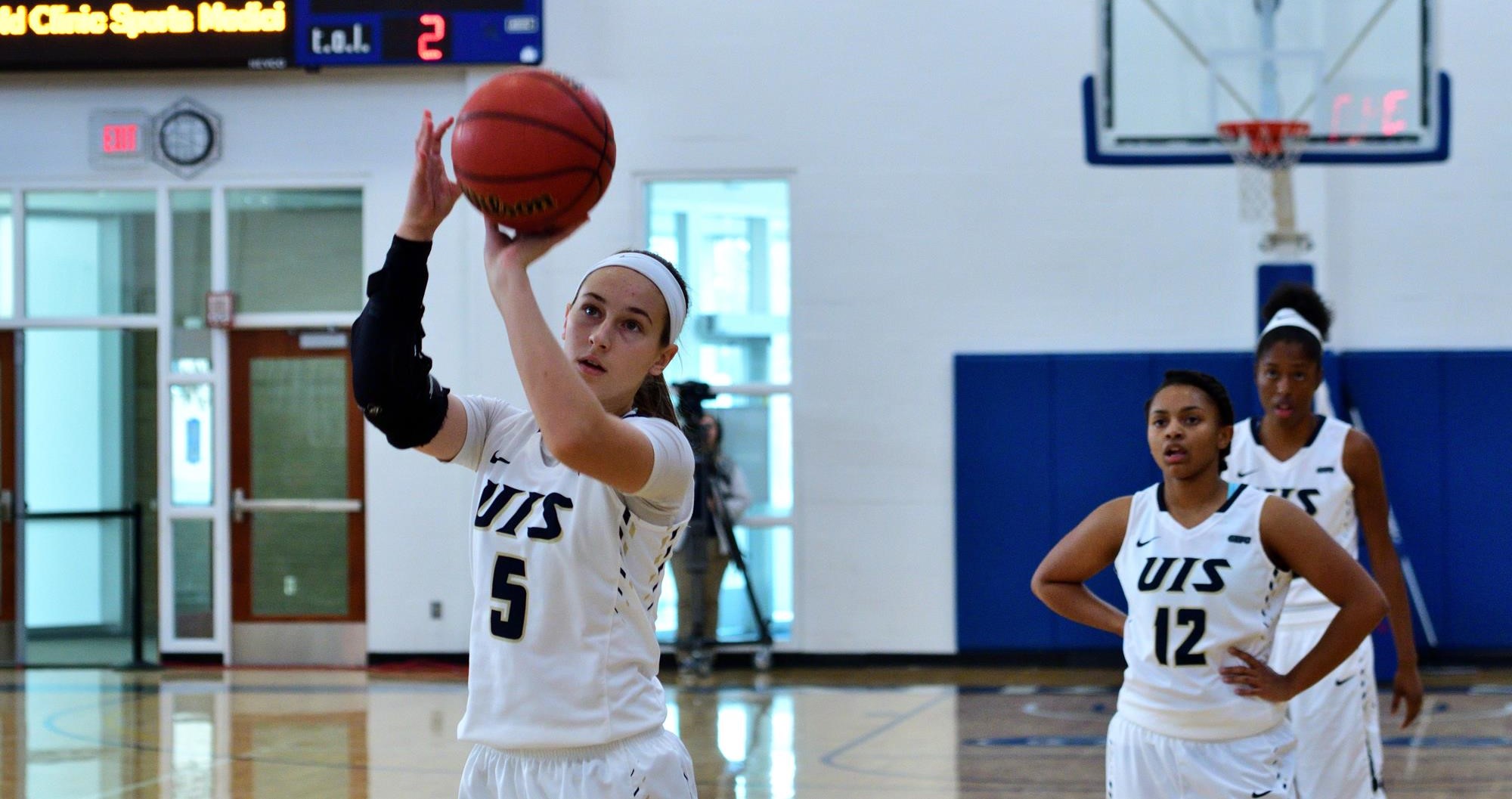 Che Jones - Women's Basketball - UIS Athletics